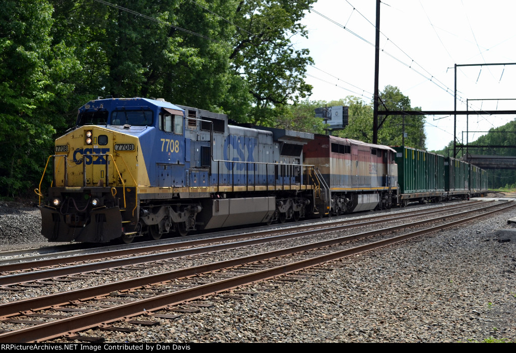 CSX C40-8W 7708 leads Q706-23
